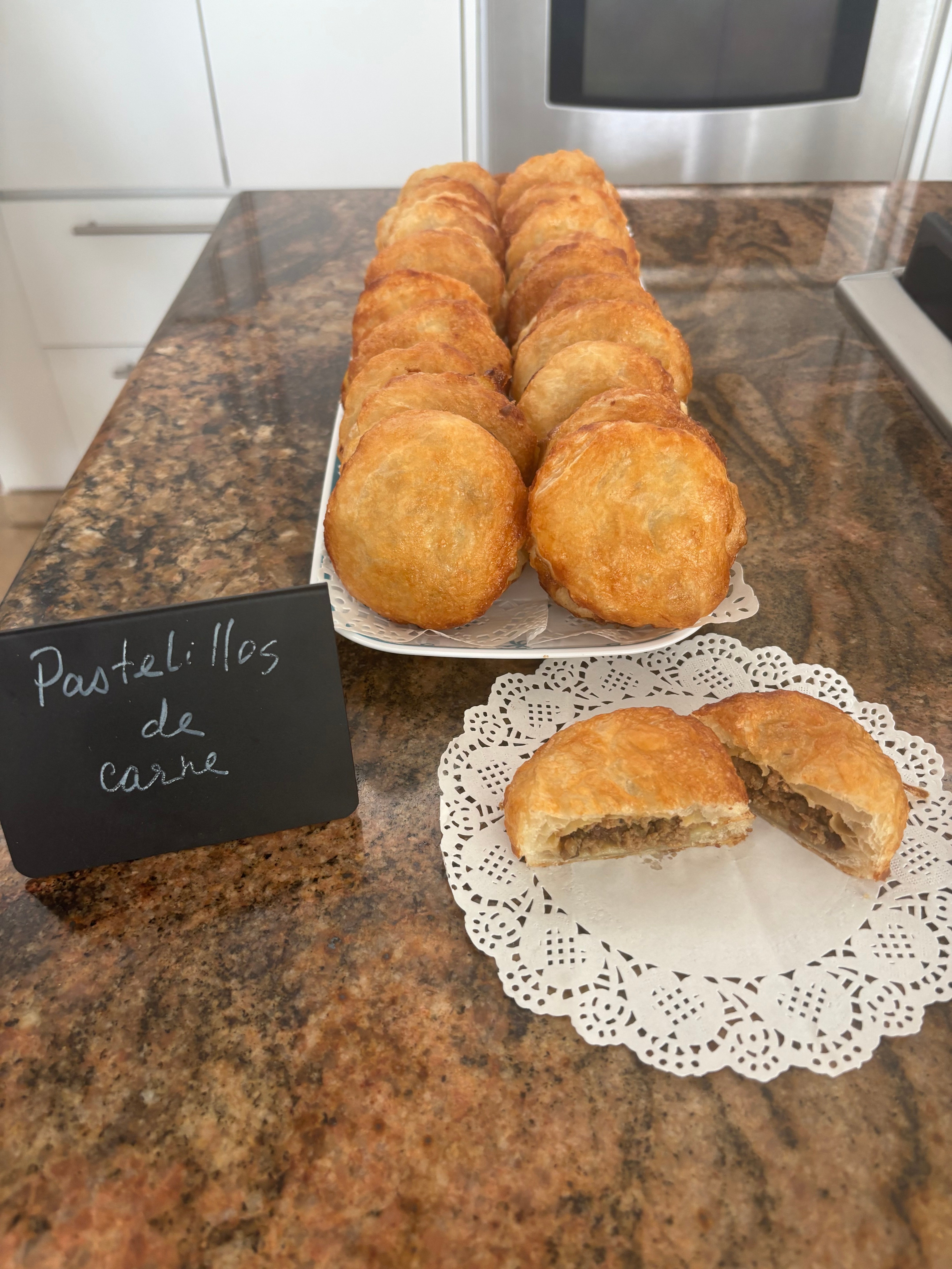 Bandeja de pastelillos de carne – Gustitos by Chu